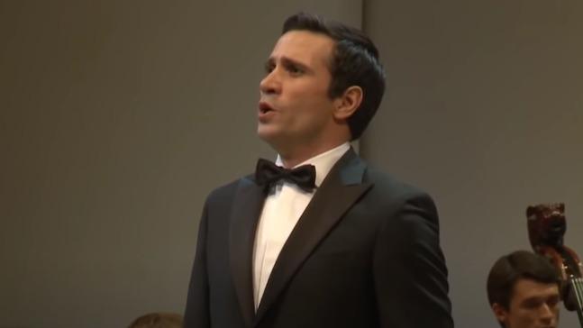 Le ténor Sergey Romanovsky perd sa voix sur scène mais continue en ...