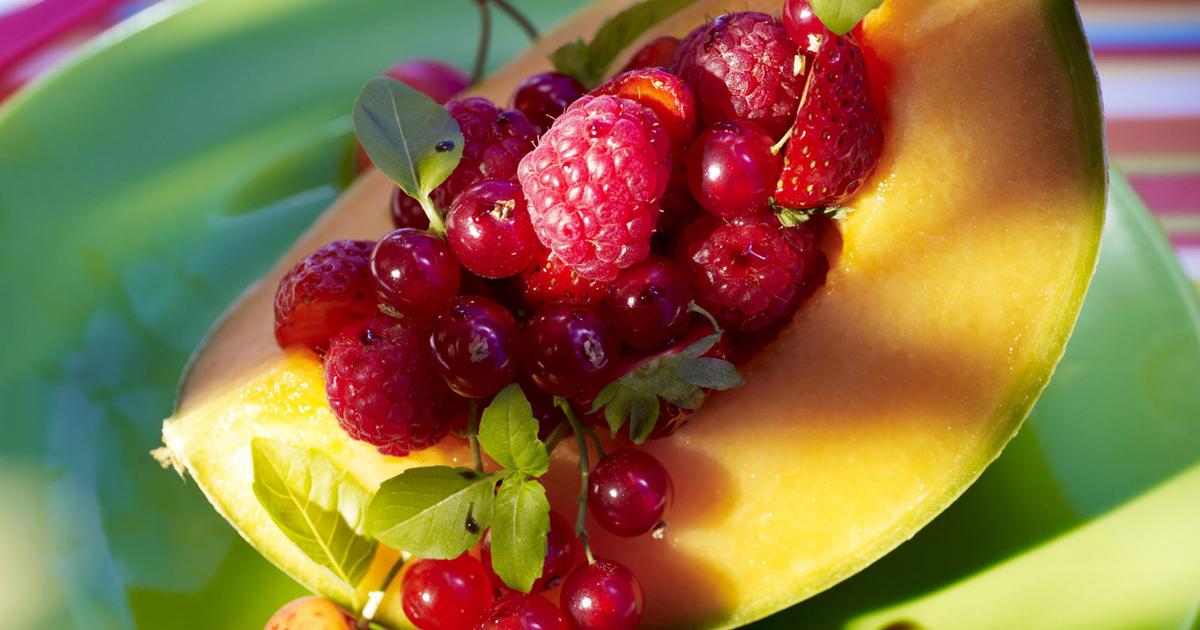 Coupe de melon et fruits rouges