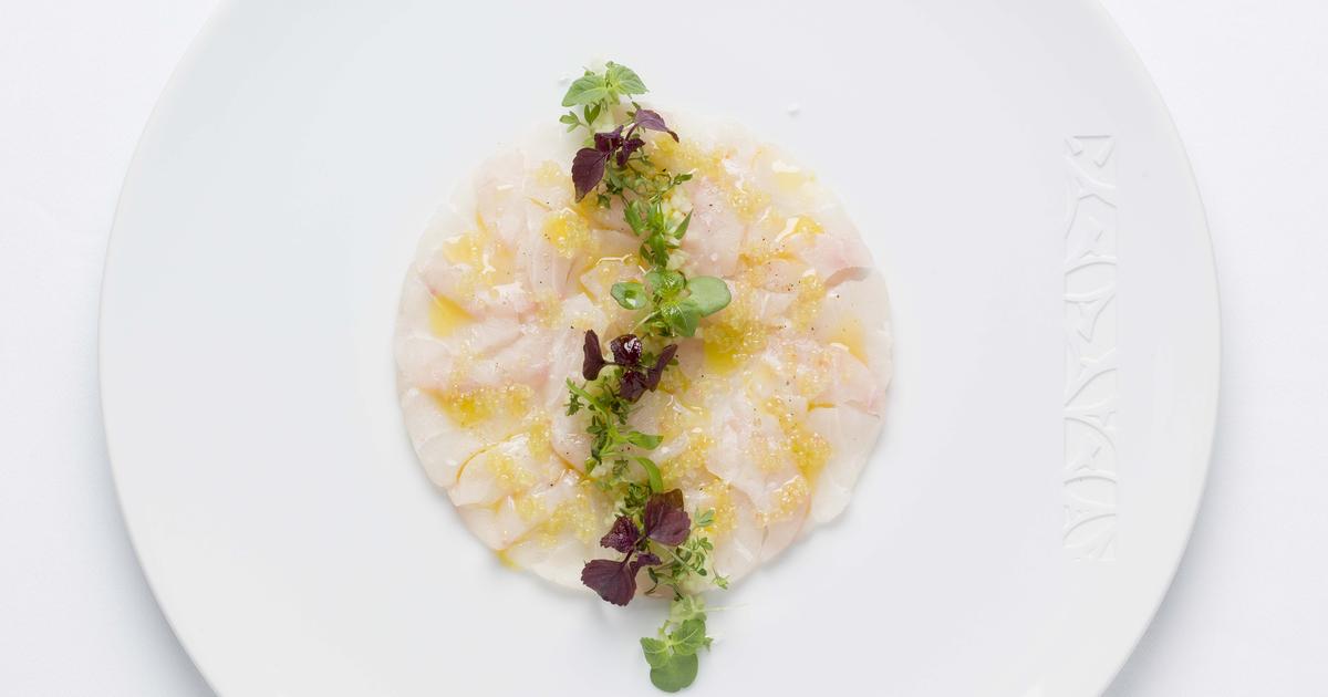 Carpaccio de bar assaisonné à la vinaigrette "ume"