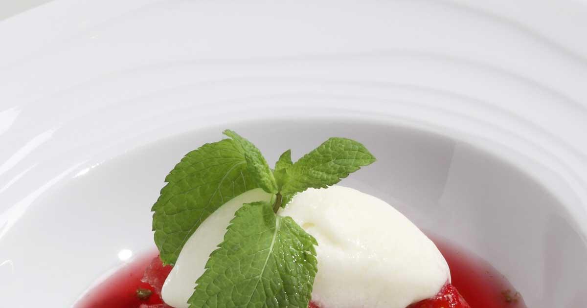 Nage de fruits rouges au cranberry et piment d'Espelette