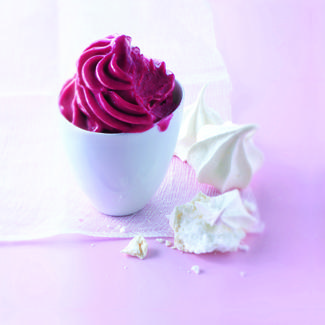 Meringues moelleuses, sorbet aux fruits rouges
