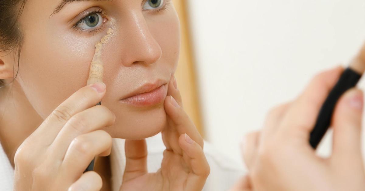 Cette astuce make-up bluffante qui "efface" les cernes