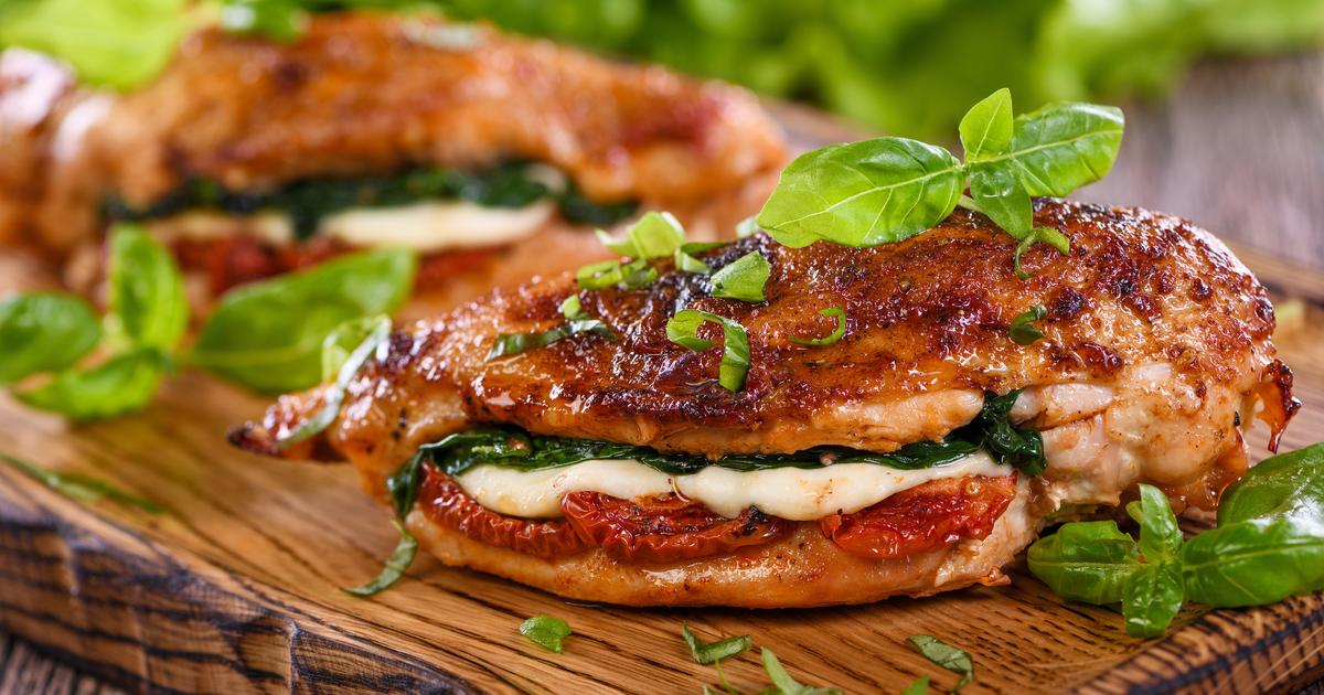 Suprême de volaille grillé farci à la mozzarella et au basilic