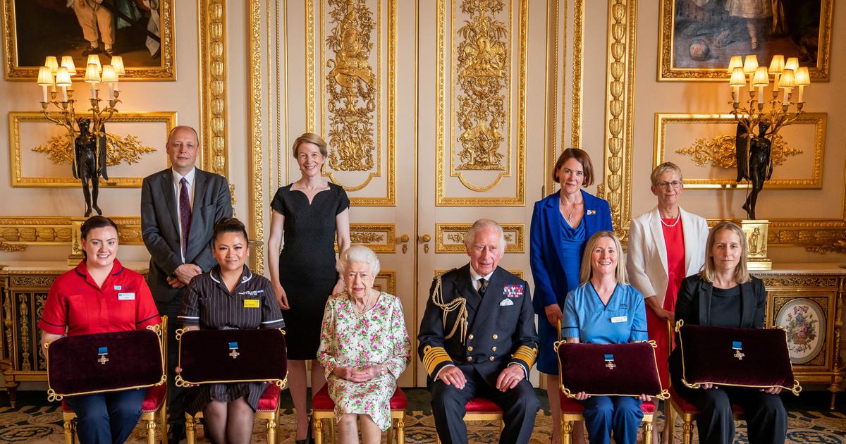 La reine Elizabeth salue le travail «incroyable» de la NHS pendant la ...