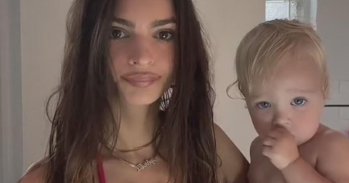 En vidéo, Emily Ratajkowski se coupe elle-même les cheveux, avant d ...