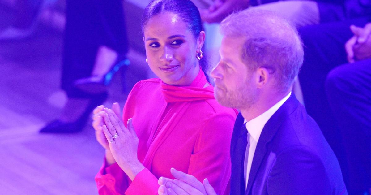 En tailleur-pantalon rouge, Meghan Markle signe un retour en Angleterre ...