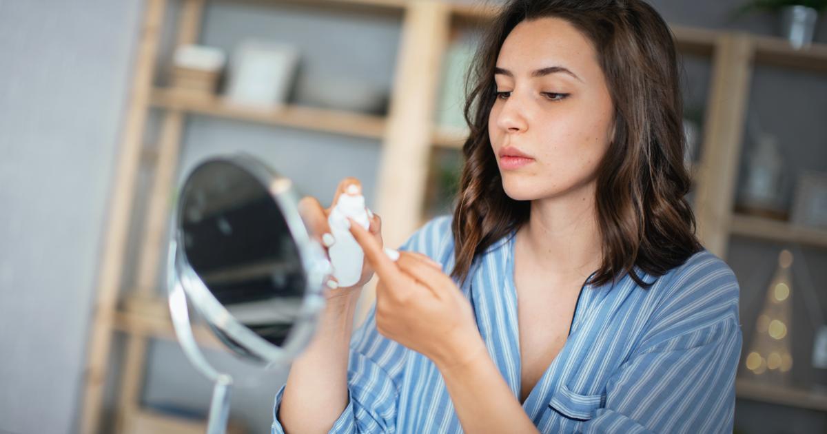 «Sticky Method», l'astuce pour camoufler ses boutons d'acné devenue ...