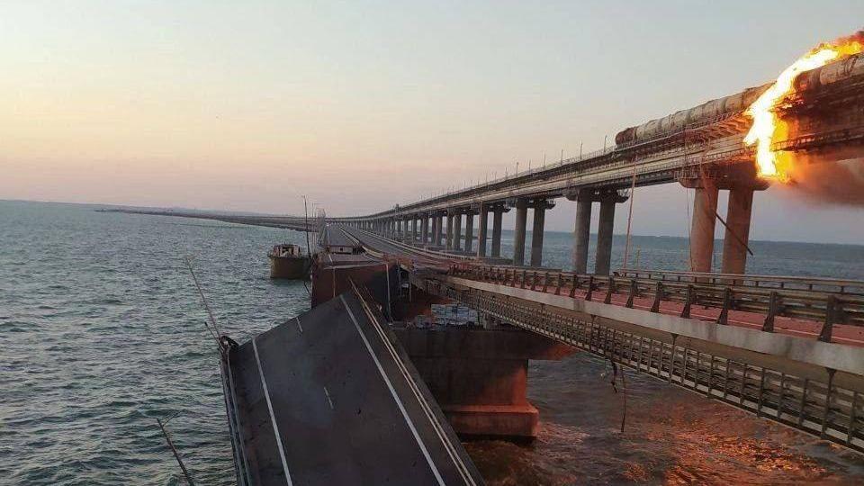 Guerre en Ukraine : le pont russe de Crimée partiellement détruit par ...