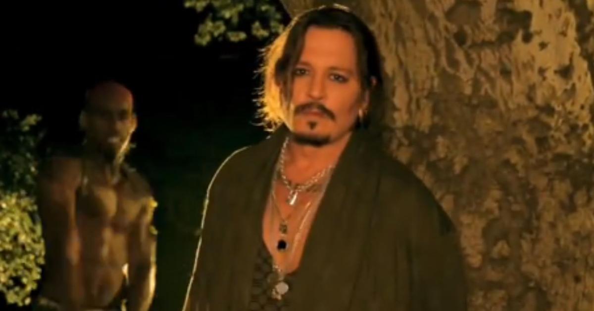 En vidéo, l'apparition hors sujet de Johnny Depp, catogan et yeux dans le vague, sur le podium ...