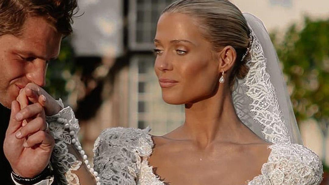 Décolleté en cœur, fleurs serties de cristaux Swarovski : l ...