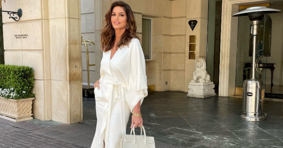 En images, Cindy Crawford ose la robe peignoir (et ça lui va à ravir)