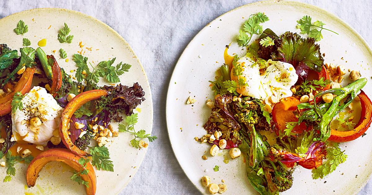 Salade courge musquée, kale, œufs pochés et noisettes