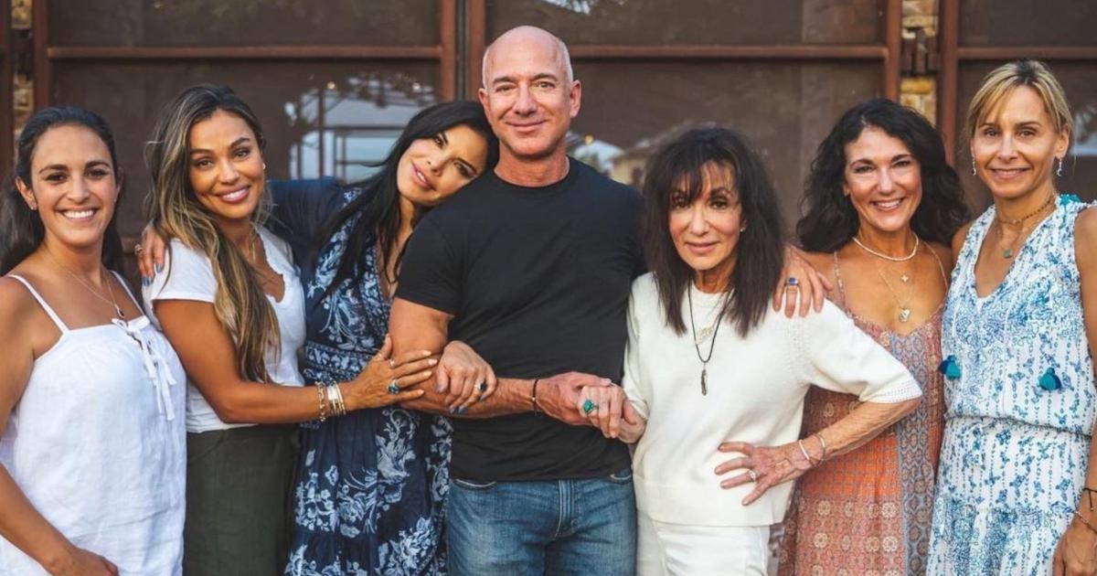  I Love You Mom Jeff Bezos Posed With His Mother Jacqueline 76 And