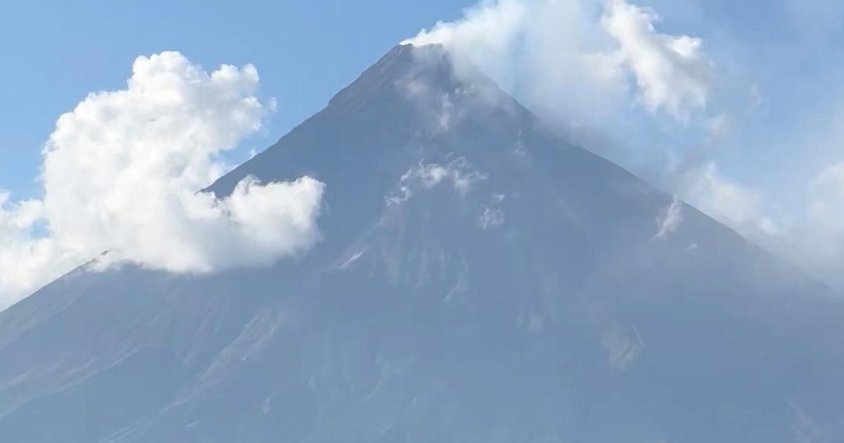 Philippines : un volcan crache cendres et gaz toxiques, des milliers d'évacués