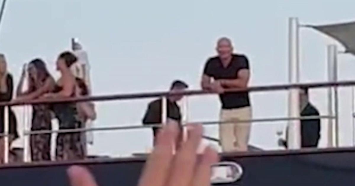 En vidéo, des fans filment pour la première fois Jeff Bezos et sa fiancée, sur leur bateau à 500 ...