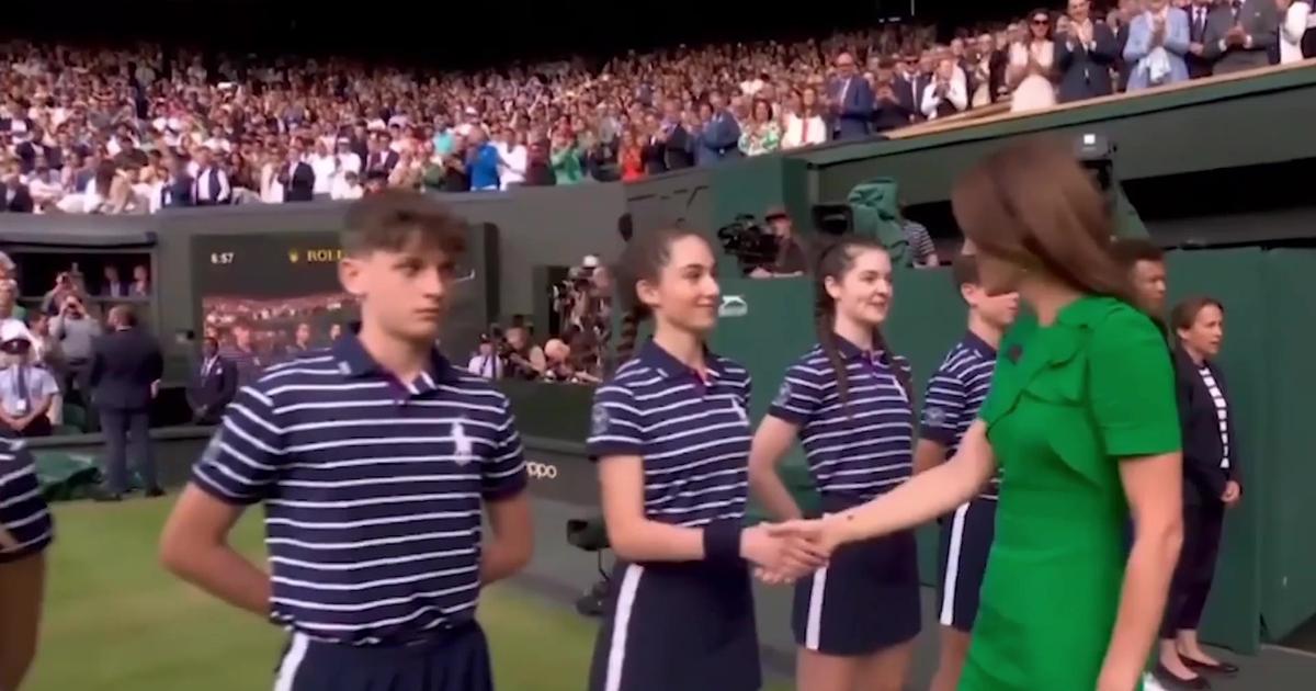 En vidéo, Kate Middleton snobe accidentellement un ramasseur de balles ...