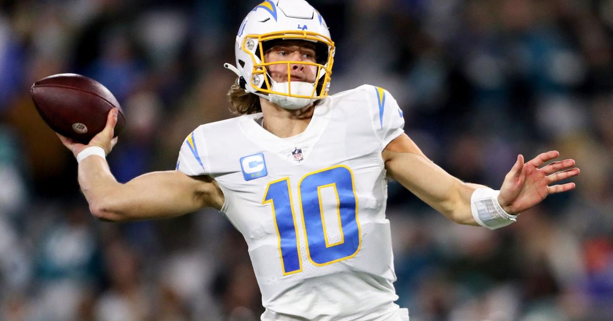 NFL : Justin Herbert, quarterback des Los Angeles Chargers, signe le ...