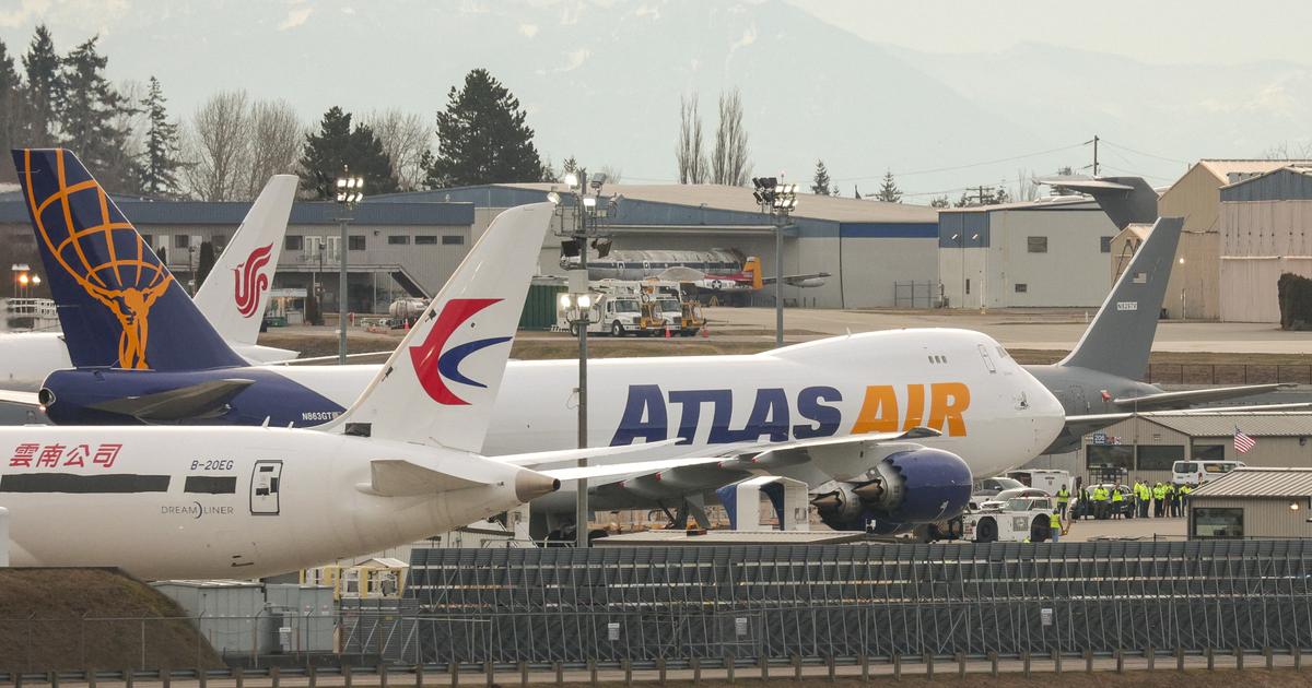 États-Unis : les images impressionnantes d’un avion en feu atterrissant ...