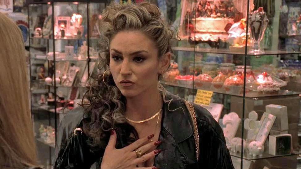 Maquillage Mob Wife : la tendance «femme de mafieux» bien bling qui ...