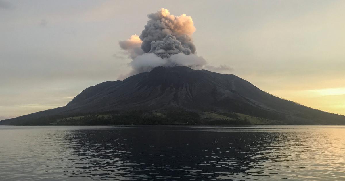 Le volcan Ruang en Indonésie entre à nouveau en éruption