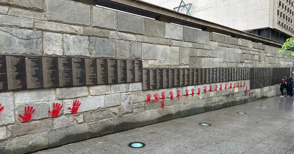 Paris : le mur des Justes du Mémorial de la Shoah recouvert de «mains ...