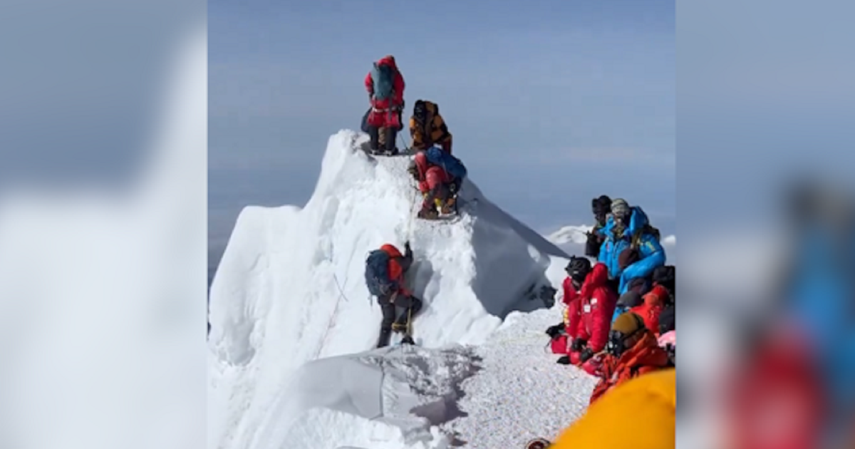 Embouteillages au sommet de l’Everest: six alpinistes faisant la queue ...