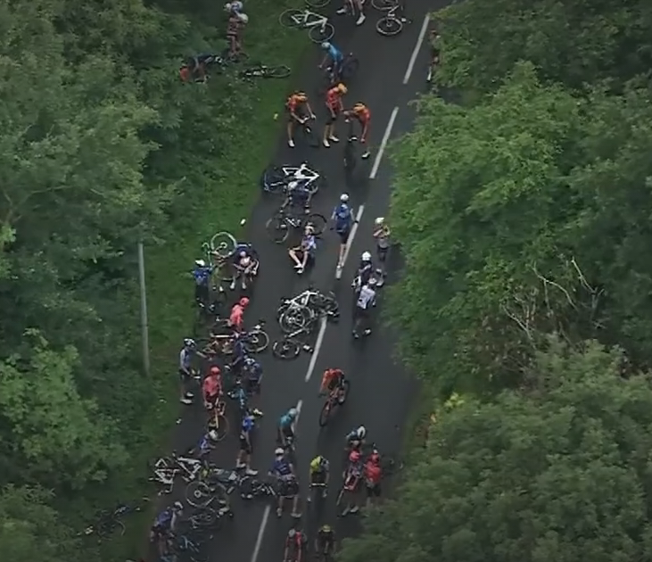 Cyclisme : énorme chute sur les routes du Dauphine, la 5e étape arrêtée