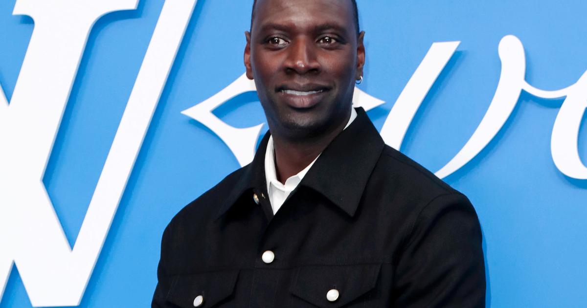 In the video, the arrival of Omar Sy, his wife Helen and their children ...