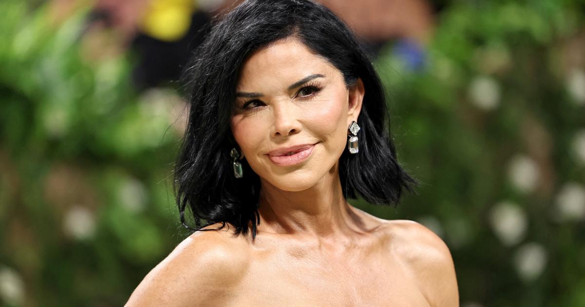 En Sardaigne, Lauren Sánchez joue la dolce vita en robe noire transparente