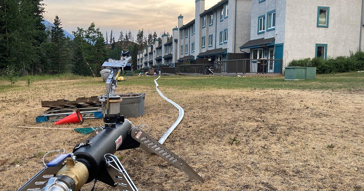 Canada : les feux de forêt atteignent Jasper, les pompiers luttent pour ...