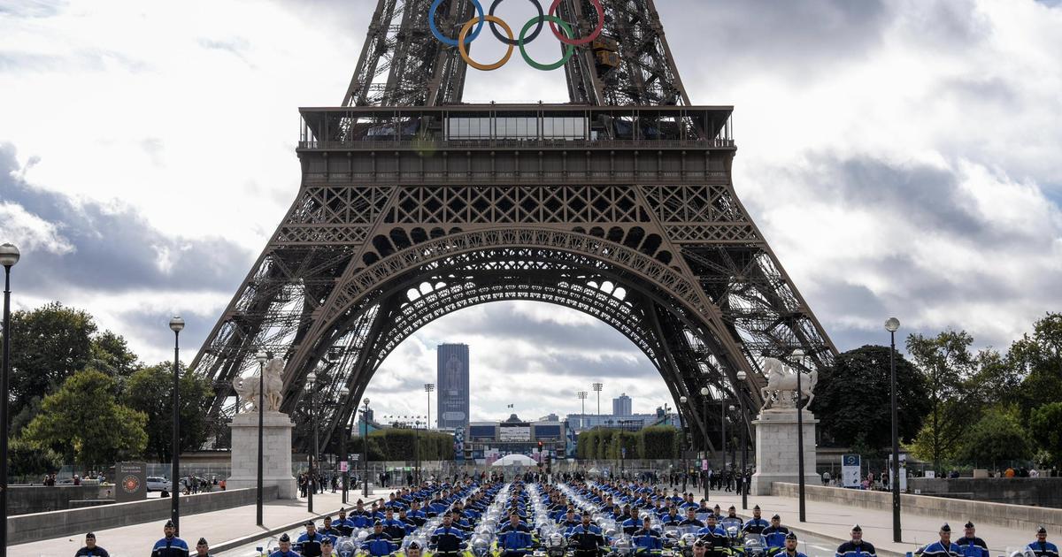 Gérald Darmanin pose sous la tour Eiffel avec des centaines de motards de la gendarmerie et de ...