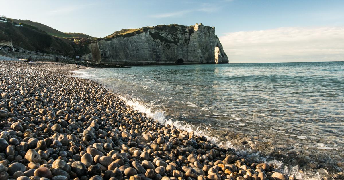 Des vacanciers s’en veulent d’avoir ramassé des galets à Étretat, ils ...