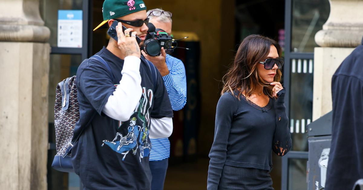 Quand soudain, Victoria Beckham ose sortir en public avec un tee-shirt ... Quand soudain, Victoria Beckham ose sortir en public avec un tee-shirt ...