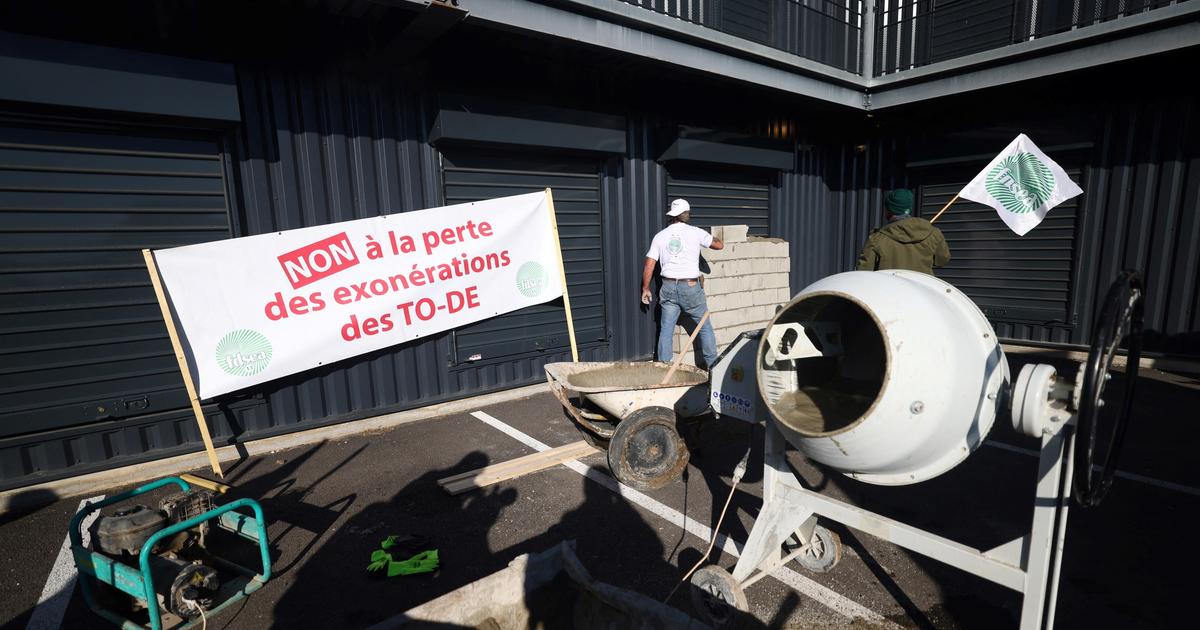 Manifestations d'agriculteurs devant des centres des impôts des Bouches ...