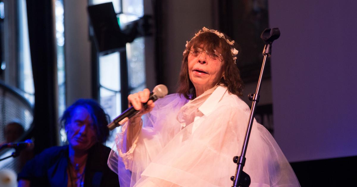 PHOTOS – Lio pose topless pour les 10 ans des Femen