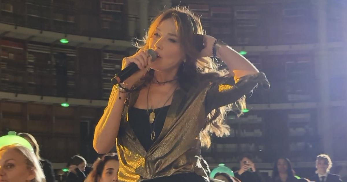 Carla Bruni met le public à la page : découvrez son show très lettré ...