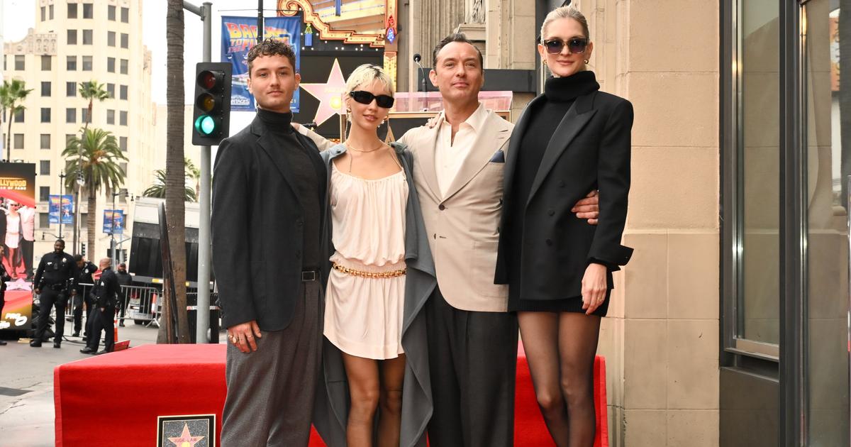 Jude Law pose avec ses enfants et son épouse durant l’inauguration de son étoile sur le ...