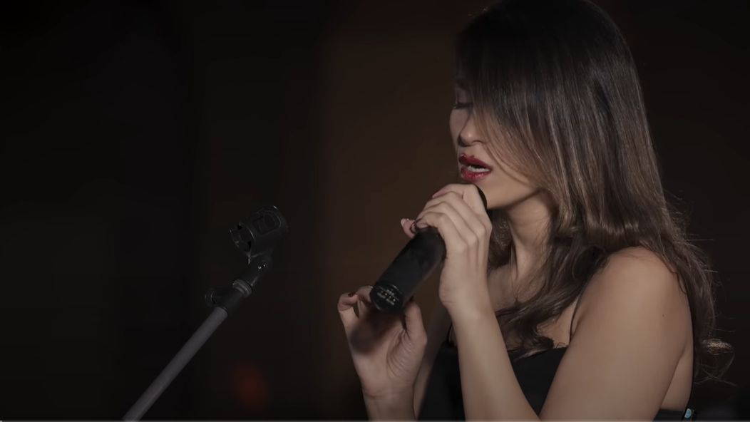 Iran : l’artiste Parastoo Ahmadi qui avait chanté sans porter le voile ...