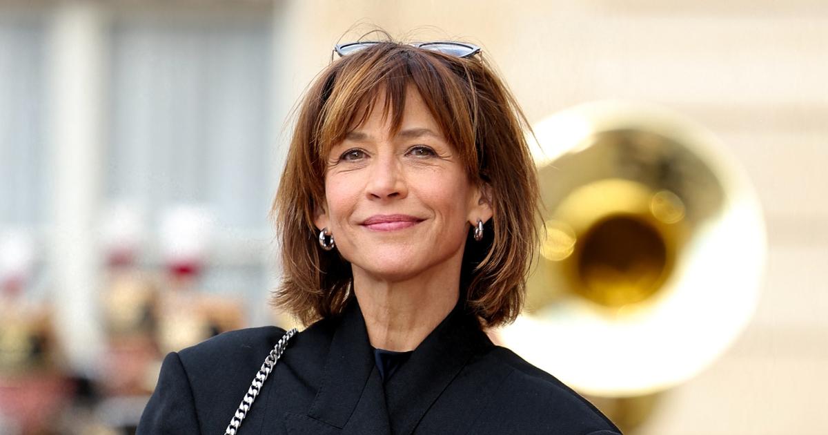 En cardigan et jean, Sophie Marceau incarne le chic à la française en ...