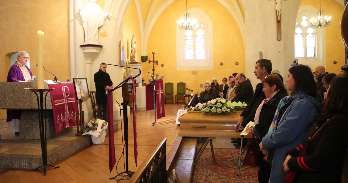 PHOTOS – Obsèques de Maïté : ses petites filles Perrine et Camille ...