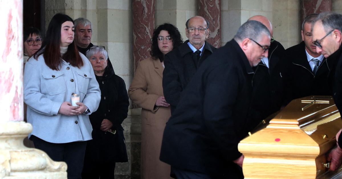 PHOTOS – Obsèques de Maïté : ses petites filles Perrine et Camille ...