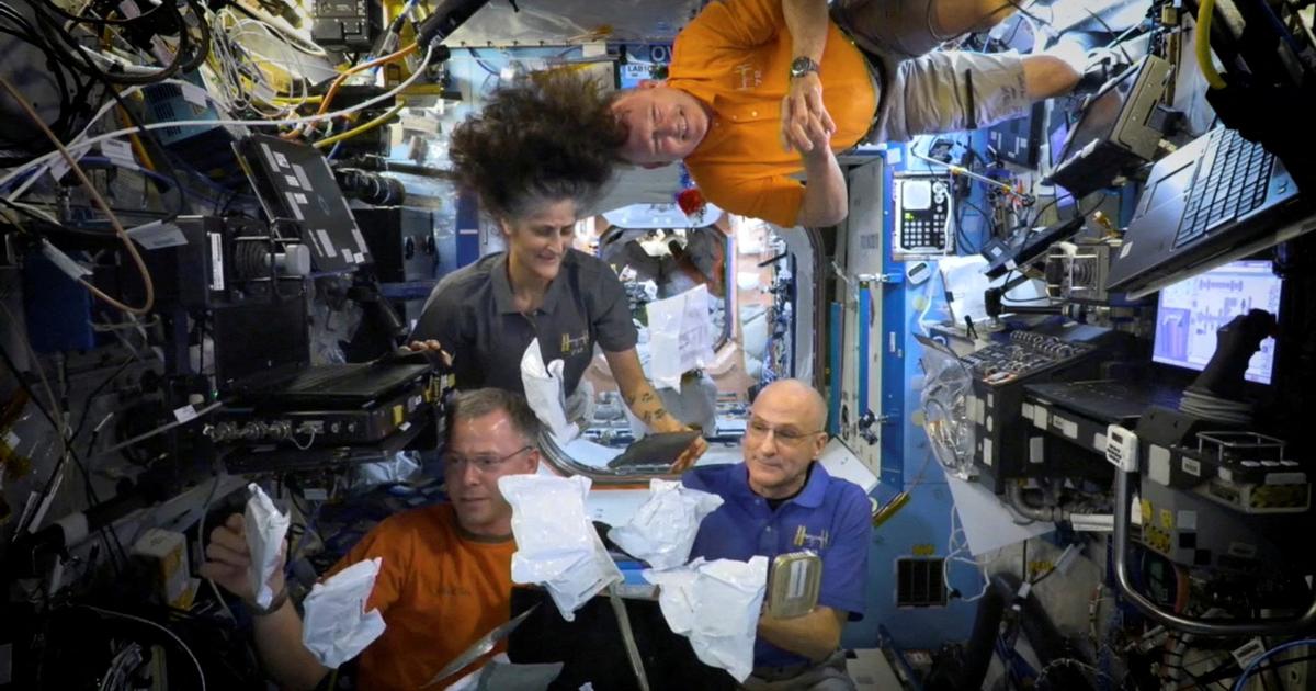 «C'est un bonheur d'être ici», rassurent les deux astronautes ...