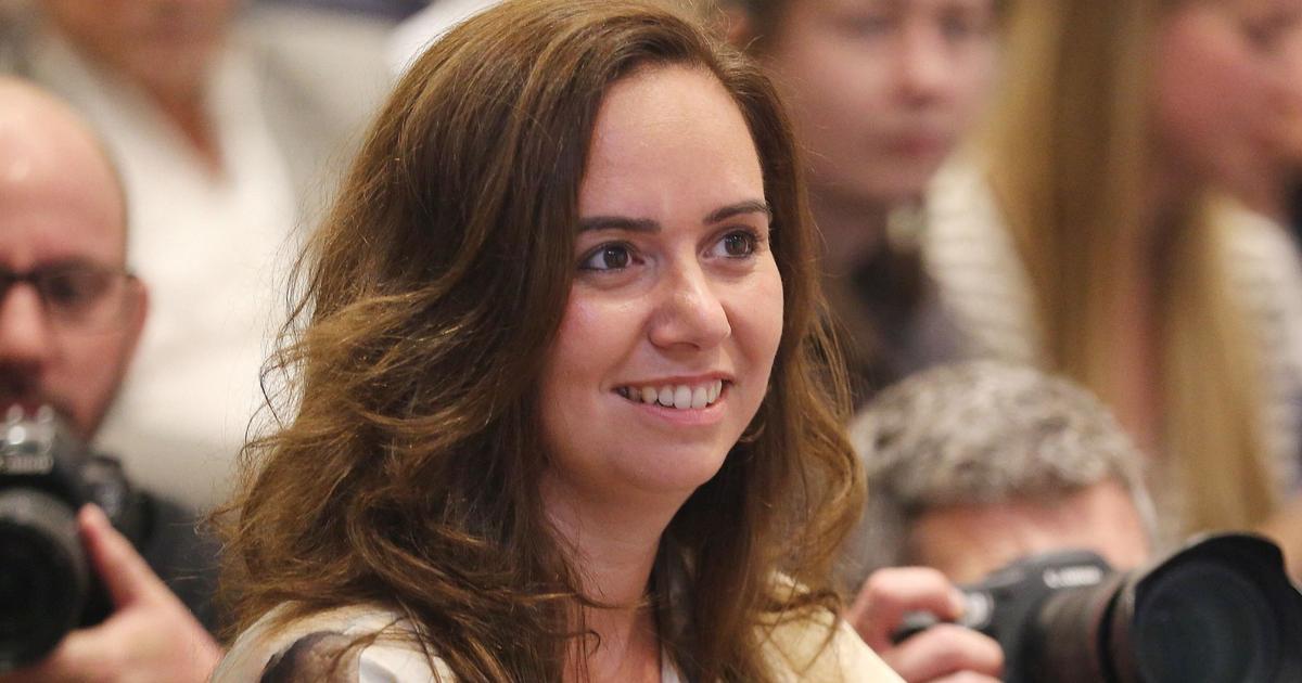 Sarah Knafo comme on l’a rarement vue : bouche rouge et robe de bal ...