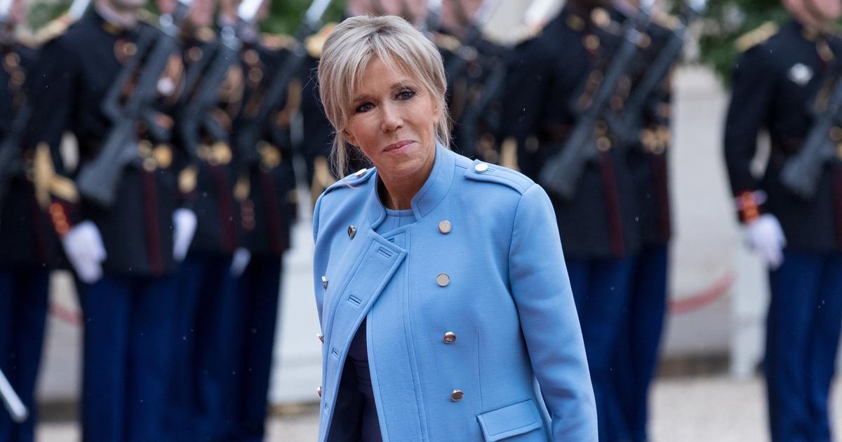 Brigitte Macron : voici le sac à main qu’elle reporte chaque année ...