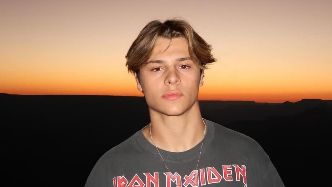 Cameron Smet : le petit-fils de Johnny, qui lui ressemble tant, fait une rare apparition sur ...