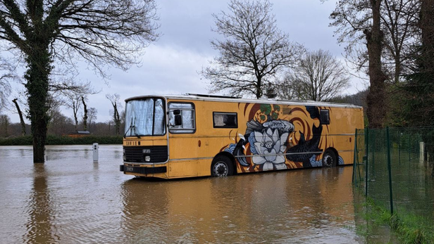 «Jusque-là nous étions en panne. Maintenant, nous sommes à la rue» : la famille bloquée avant ...