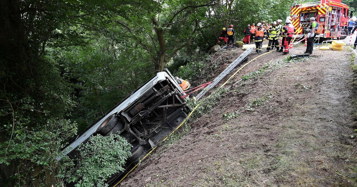 Un car scolaire fait une chute de 20 mètres dans un fossé près de Lyon