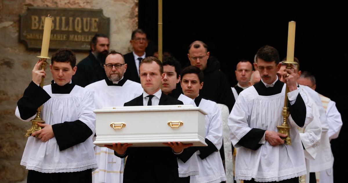 PHOTOS - Obsèques du petit Émile : les clichés déchirants de la cérémonie