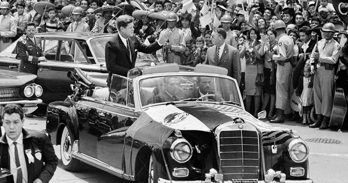 John F. Kennedy assassiné dans sa limousine : l’histoire de cette ...