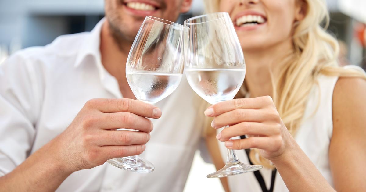 Dry dating : vaut-il mieux boire de l’eau pour un premier rendez-vous
